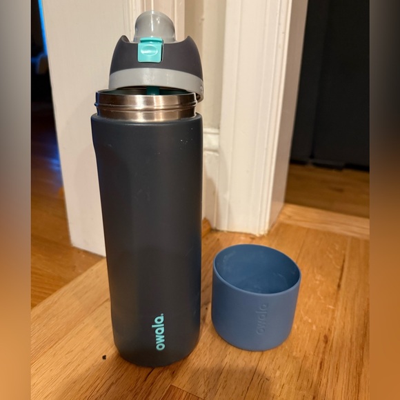 owala | Other | Owala Blue Water Bottle 24 Oz With Bottom Detachable ...